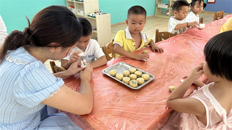 巧手做月饼，情满中秋节——西田小学幼儿园中秋节主题活动_黄山市教育局